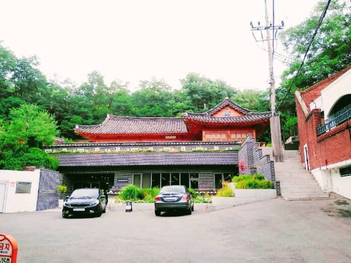 Chungwoon Literature Library: Korea's Modern And Traditional Library ...